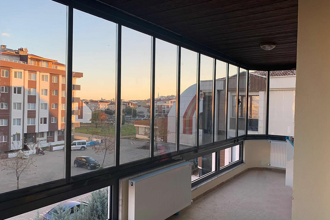 Sticla Geam Balcon - Pergole Unik | Pergolă Retractabilă Romania